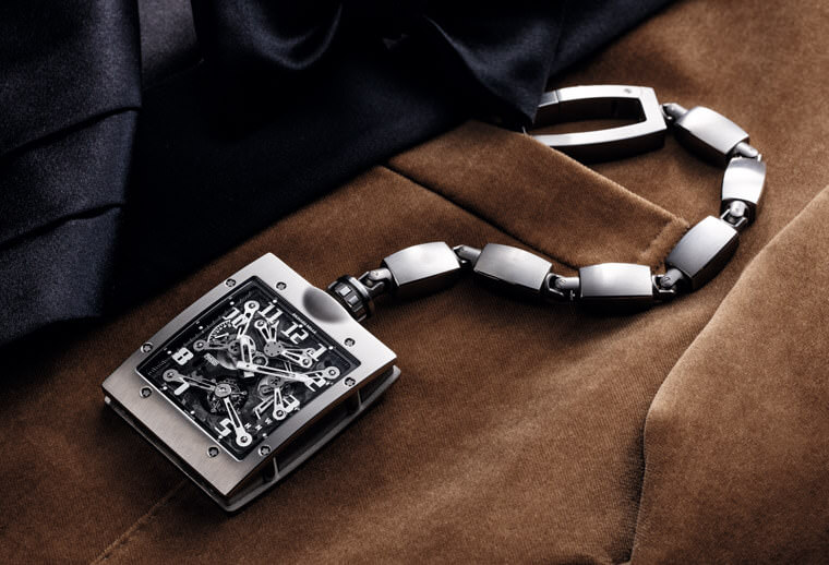 既是懷表也是座鐘 RICHARD MILLE RM 020首見在懷表身上導入奈米碳纖維底板